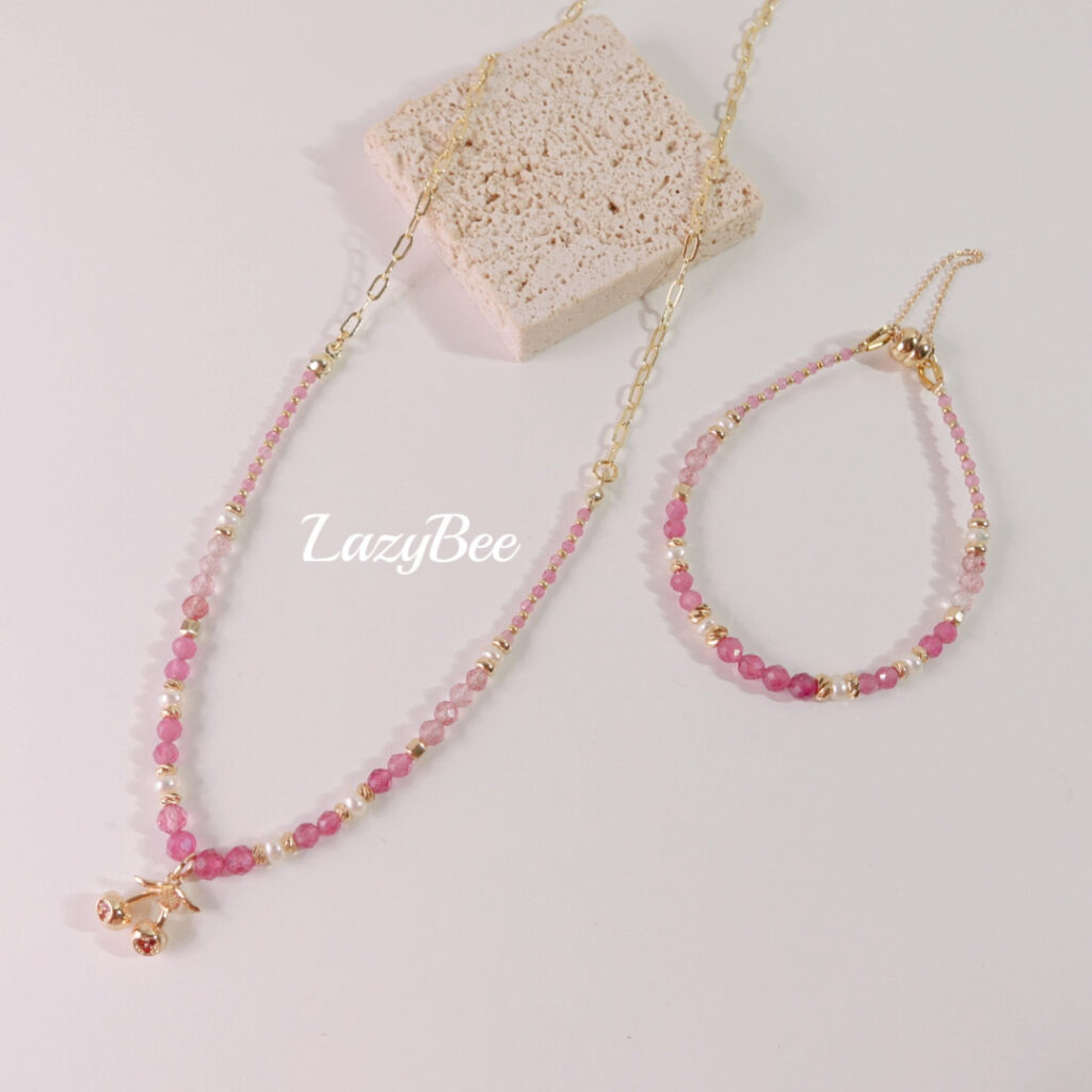 LazyBee《原創手作》愛與勇氣｜天然石與珍珠系列 粉碧璽 草莓晶 天然淡水珍珠 櫻桃吊墜項鍊｜｜#人緣#桃花#旺夫 - Lazybee